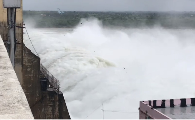 Huge Water Inflow To Sriram Sagar Project 26 Gates Opened Due To Heavy ...