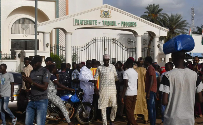 Niger Soldiers Claim Power After President Own Guards Reportedly Seize ...