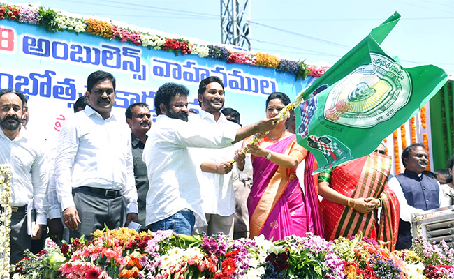 AP CM YS Jagan Launches New 108 Ambulances At Camp Office Tadepalli - Sakshi