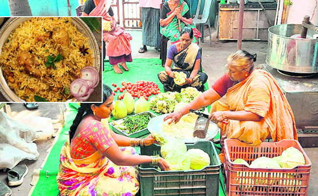 Andhra Pradesh: Biryani For 10 Rupees In Visakhapatnam - Sakshi