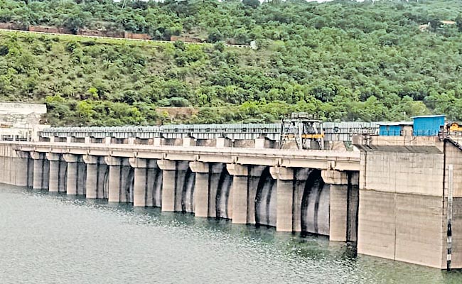 కృష్ణాలో తగ్గిన వరద | A receding flood in the Krishna | Sakshi