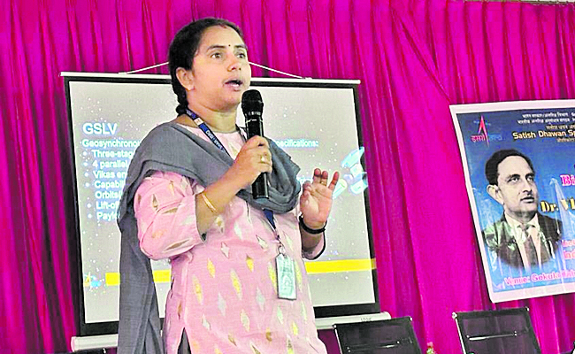 విద్యార్థులు పరిశోధనలపై ఆసక్తి పెంచుకోవాలి | Students should develop ...