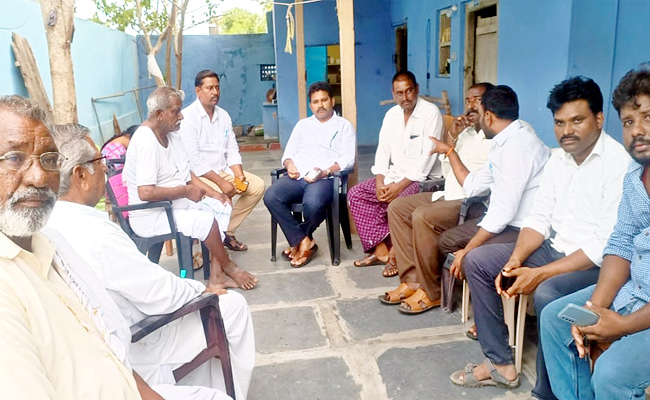 BRS leader Ranjit Yadav visited to Ravi Yadav Bollam - Sakshi