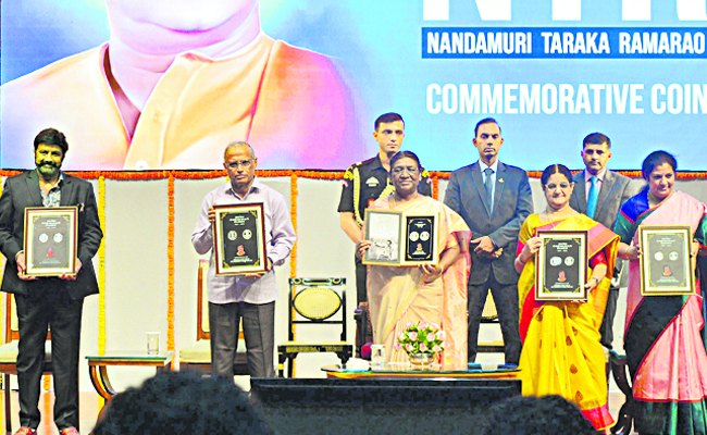 చిరస్మరణీయుడు | Rs 100 commemorative coin with image of NTR released by President Murmu | Sakshi