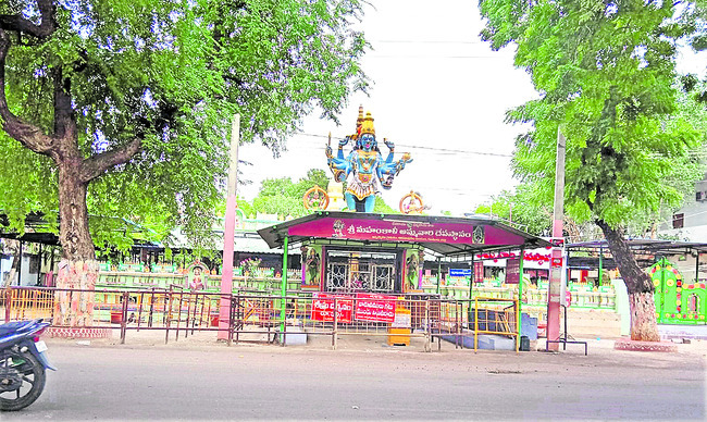 అర్చకులకే అధికారం | - | Sakshi