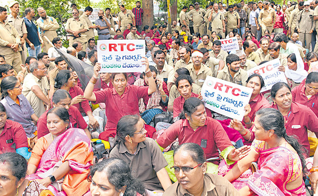 ఆర్టీసీ కార్మికుల ‘చలో రాజ్‌భవన్‌’ | Chalo Raj Bhavan of RTC workers ...