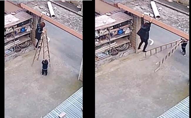 The Little Boy Rescued His Stuck Mother Lifting the Big Ladder Viral ...