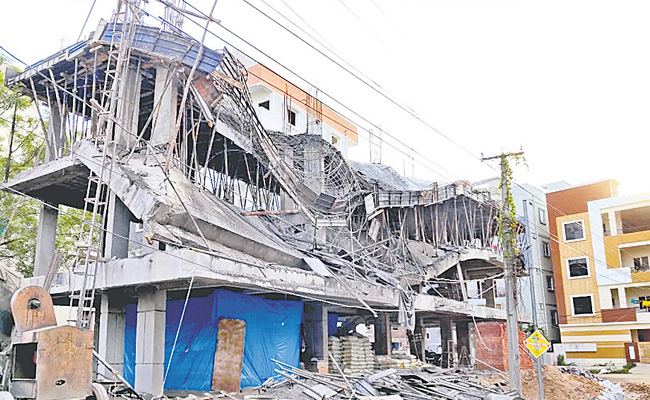 బిల్డర్‌ కక్కుర్తితో కుప్పకూలిన భవనం | A Two-Storied Building Collapsed ...