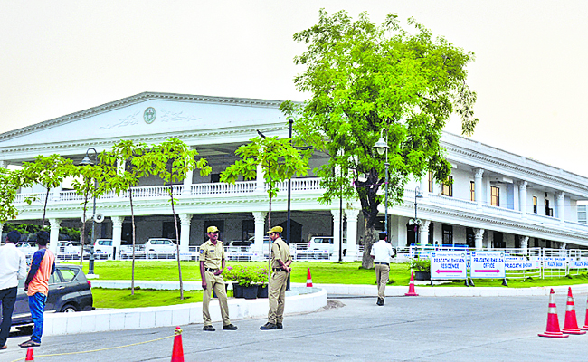 ప్రగతిభవన్‌కు నేతల క్యూ | Queue of leaders to Pragati Bhavan | Sakshi