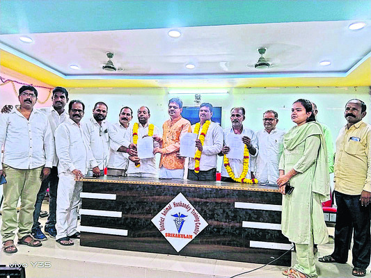 సహకార సంఘం జిల్లా అధ్యక్షునిగా రాపాక చిన్నారావు | - | Sakshi