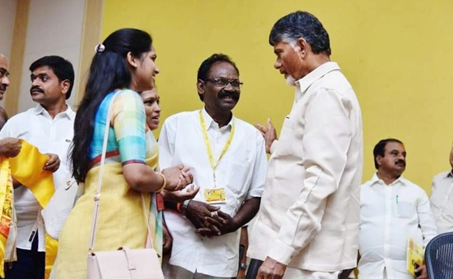 టీడీపీ బండారు శ్రావణికి ఎదురుదెబ్బ | Bandaru Sravani Sree Father ...