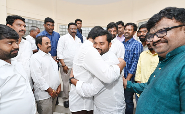 TS: బీఆర్‌ఎస్‌లోకి ప్రజాగాయకుడు సోమన్న | Telangana Folk Singer Sharmila ...