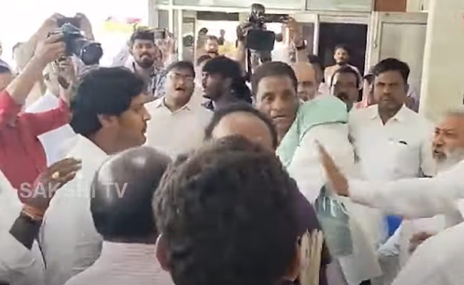 గోనె ప్రకాష్‌ రావుపై దాడికి యత్నం | Gone Prakash rao Attacked By BC ...