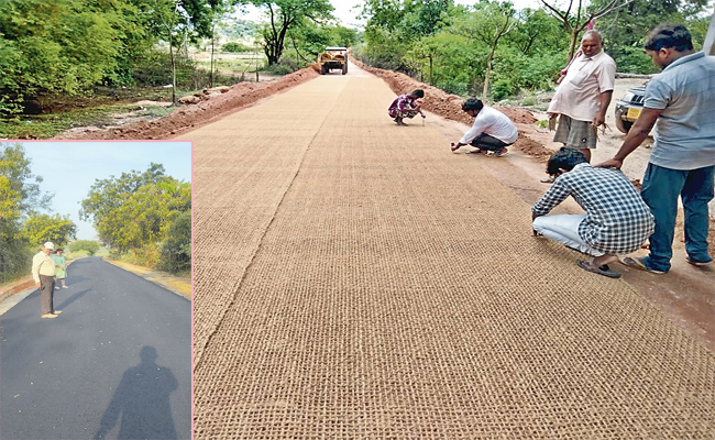 కాయిర్‌ జియో టెక్స్‌టైల్‌ టెక్నాలజీతో బీటీ రోడ్డు..! | BT Road With ...