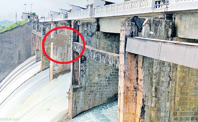 ‘కడెం’ నీరు వృథా | Gate number 15 of Kadem project was broken | Sakshi