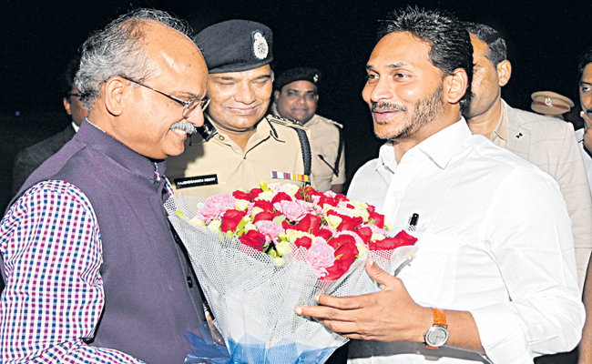 లండన్‌కు బయలుదేరి వెళ్లిన సీఎం జగన్‌ దంపతులు | CM Jagan couple Personal ...