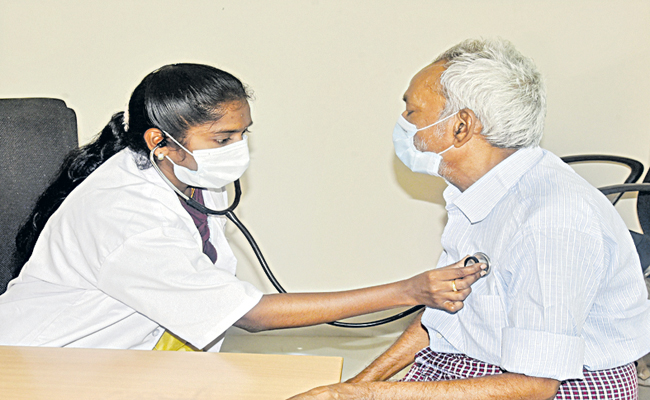 ప్రజలందరికీ.. ‘ఆరోగ్య సురక్ష’ | Better treatment with Jagananna Arogya Suraksha | Sakshi