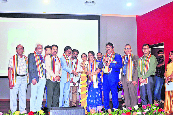 సెలవుల్లో పాఠశాలలు తెరిస్తే కఠిన చర్యలు | - | Sakshi