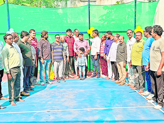 షటిల్‌ కోర్టు ప్రారంభం | - | Sakshi
