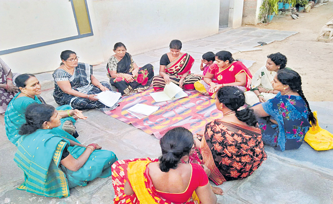 పొదుపు మహిళే బ్యాంకర్‌! సంఘాలే బ్యాంకులు | Strengthening DWCRA Groups ...