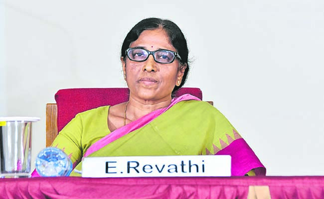 పొలిటీషియన్‌ కాదు..పొలిటికల్‌ లీడరే ముఖ్యం | Sakshi interview with Ses ...