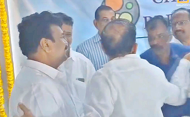 కానిస్టేబుల్‌ చెంపచెల్లుమనిపించిన హోంమంత్రి మహమూద్‌ అలీ | Telangana ...