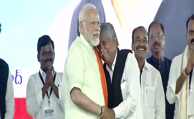 మోదీ ఆలింగనం.. మందకృష్ణ కంటతడి | MRPS Chief Manda Krishna Madiga ...