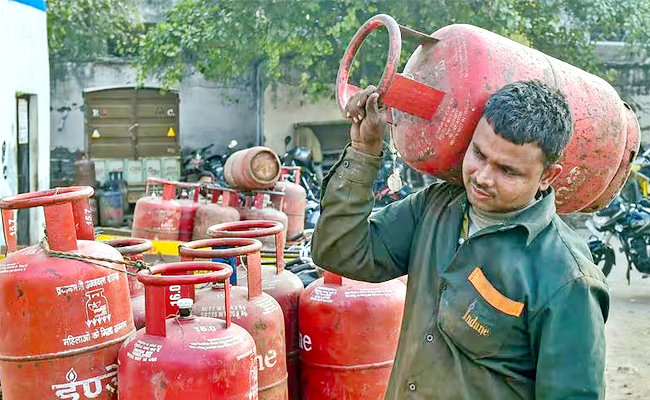 వంట గ్యాస్‌పై సబ్సిడీనా? నగదు బదిలీనా? | - | Sakshi
