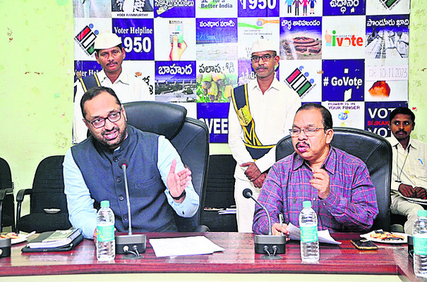 పెండింగ్‌ దరఖాస్తులు పరిష్కరించాలి | - | Sakshi