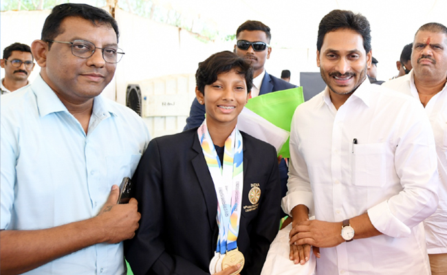 శెభాష్‌ తల్లీ.. గ్రీష్మ‌ను అభినందించిన సీఎం వైఎస్‌ జగన్‌ | Vizag: CM YS ...