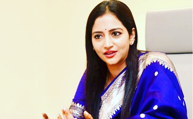 కాంగ్రెస్‌ కార్పొరేటర్‌ అనిత ఇంటికి మల్లా రెడ్డి కోడలు | Malla Reddy ...