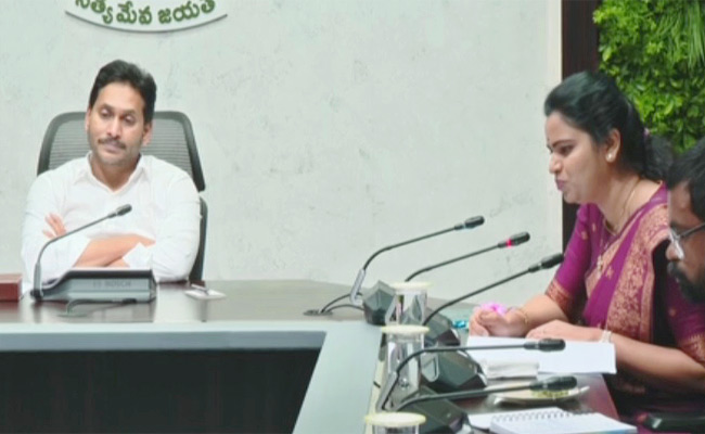 CM Jagan: మరింత ‘స్మార్ట్‌’గా ఆరోగ్యశ్రీ | CM YS Jagan Launch Upgraded 25 Lakhs YSR Aarogyasri ...