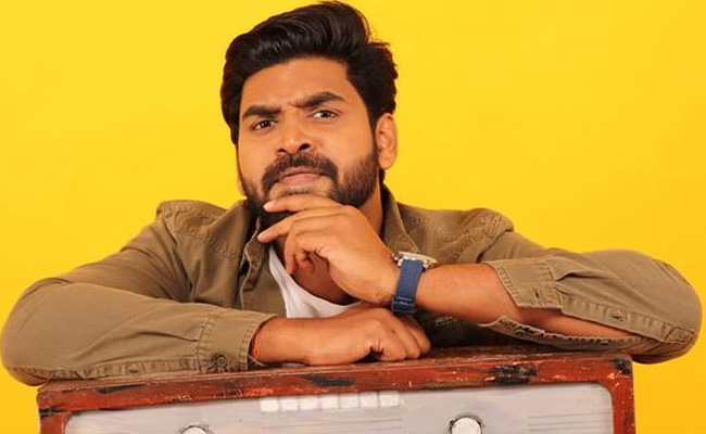 ప్రముఖ నటుడి ఇంట్లో చోరీ.. నగదు, బంగారం మాయం! | Tamil TV Actor Sabarinathan's House Theft | Sakshi