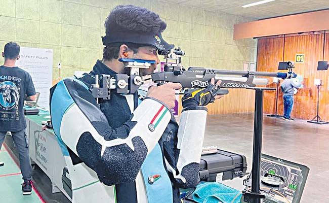నాన్న ఎక్కుపెట్టిన గన్‌! | Andhra boy is showing great talent in ...