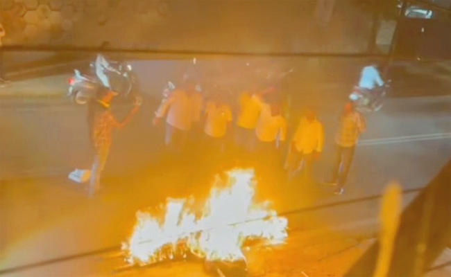 HYD: ఆర్జీవీ ఆఫీస్‌ వద్ద టీడీపీ కార్యకర్తల ఓవర్‌ యాక్షన్‌ | TDP ...