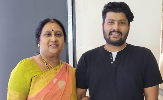 తొలి సినిమా సక్సెస్‌.. ప్రేక్షకులతో కేక్‌ కట్‌ చేసిన హీరో | Rohit Krishna Happy About Palle ...