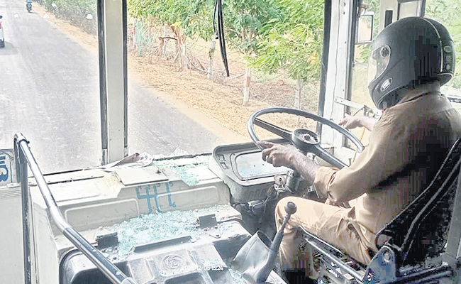 హెల్మెట్‌ ధరించి గమ్యస్థానానికి.. | Government bus use driver helmet ...