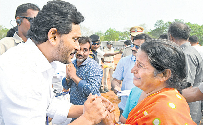 అపోహలొద్దు.. ఆదుకుంటాం | CM Jagan Visit To The Cyclone Affected Areas | Sakshi