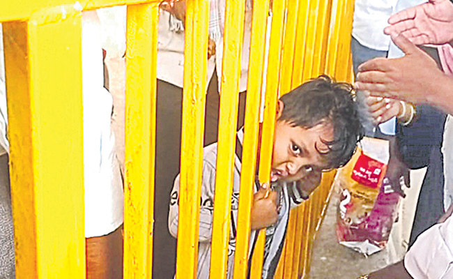 ఇనుప రెయిలింగ్‌లో తల ఇరుక్కొని.. | Little Boy Gets His Head Stuck In ...