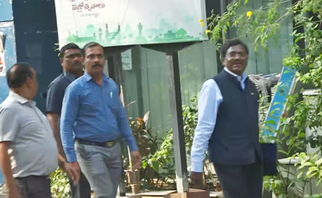 ఈడీ ఎదుట హాజరైన కాంగ్రెస్‌ ఎమ్మెల్యే వివేక్‌ | Congress MLA Vivek ...