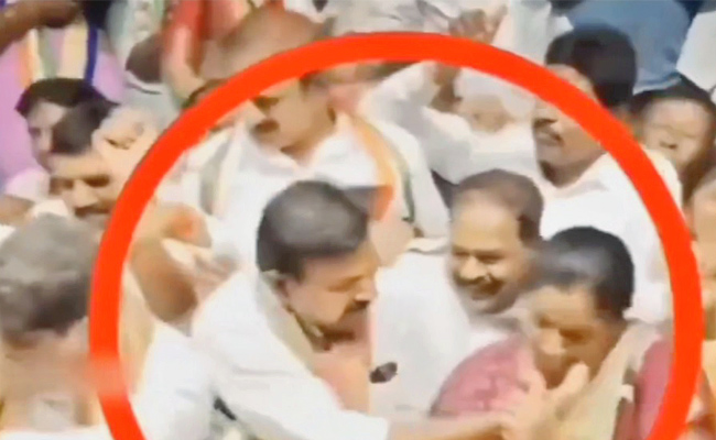 మానకొండూర్‌ కాంగ్రెస్‌ ఎమ్మెల్యే చిలిపి చేష్టలు.. వీడియో వైరల్ ...