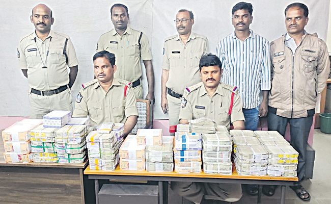 రూ.3 కోట్ల నగదు పట్టివేత | Cash seizure of Rs 3 crores | Sakshi