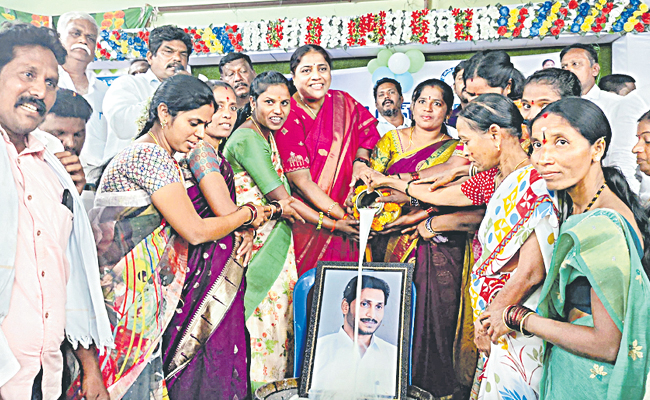 ‘ఆసరా’.. నవ్వే మనసారా | Ysr asara scheme to people | Sakshi