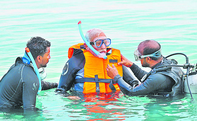 నీటి అడుగున ప్రధాని మోదీ సాహస క్రీడ | PM Modi visits Lakshadweep shares ...