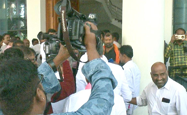 పట్నం వర్సెస్‌ పైలట్‌.. స్వల్ప ఉద్రిక్తత! | Patnam Mahender Reddy Pilot ...