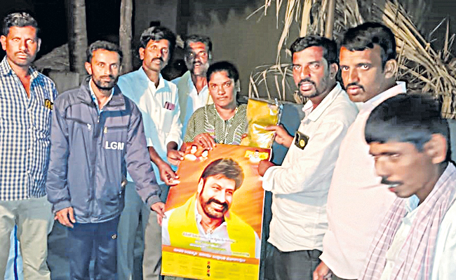 పచ్చ నేతల ప్రలోభ పర్వం | Distribution of sarees started before code in ...