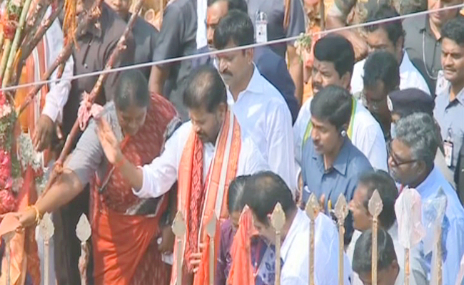 మేడారం జాతర: వన దేవతలను దర్శించుకున్న సీఎం రేవంత్‌ | CM Revanth Reddy ...