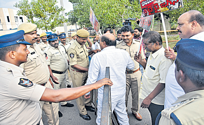 మంగళగిరి టీడీపీ కార్యాలయం వద్ద ఆందోళన | Dalit TDP Leaders Protest At ...