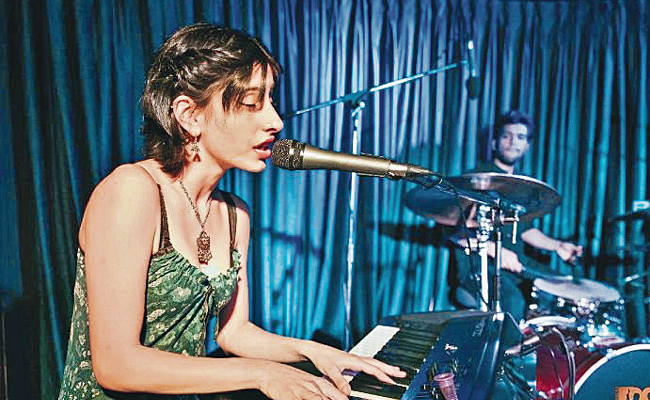 Adithi Sehgal: ‘ఎవ్రీబడీ డ్యాన్సెస్‌ టు టెక్నో’ | Adithi Sehgal ...