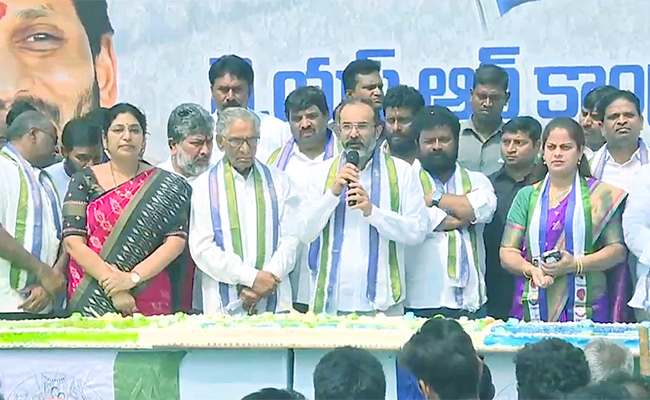 Tadepalli: ఘనంగా వైఎస్సార్‌సీపీ ఆవిర్భావ దినోత్సవం | Formation Day Celebrations Of Ysrcp At ...
